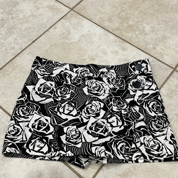 Express | Shorts | Vintage Y2k Express Graphic Rose Print Skort | Poshmark